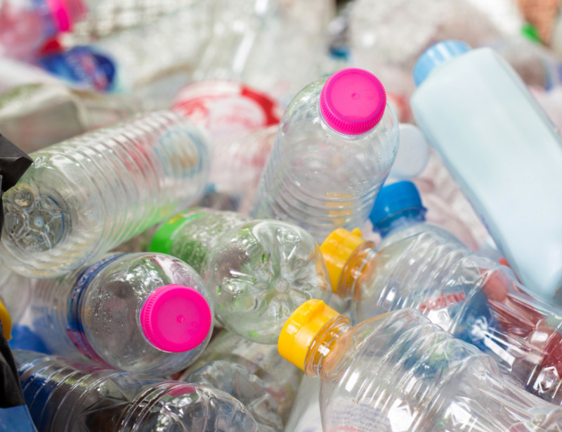 Des chercheurs mettent au point un nouveau plastique recyclable... à l ...
