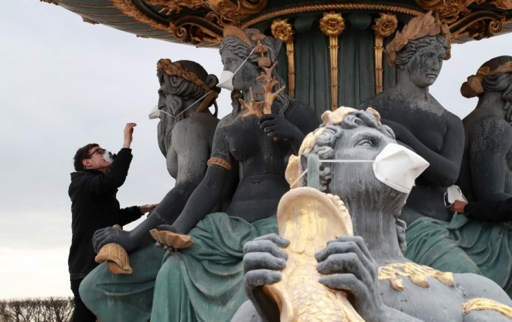 Des statues se parent d'un masque protecteur pour dénoncer la pollution ...